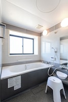 Quarto, 4 quartos, não fumadores (Aile House III ST, 4LDK, 2-3 Floors) | Casa de banho | Uma combinação polibã/banheira, um secador de cabelo, chinelos