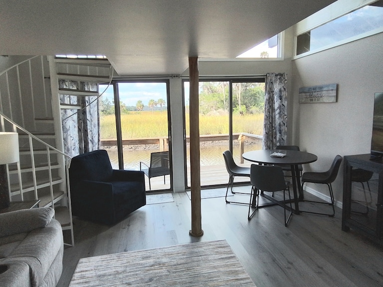 Most Unique Unit At Sawgrass Landing\n1-bedroom Waterfront Condo In Crystal River - Crystal River, FL