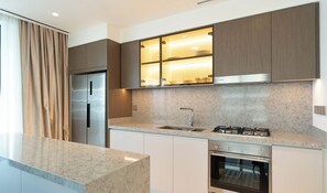 Apartamento Deluxe, varanda, vista para o mar | Cozinha privada | Um frigorífico/congelador grande, um micro-ondas, um forno