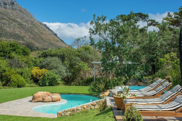 Piscina exterior, guarda-sóis, espreguiçadeiras