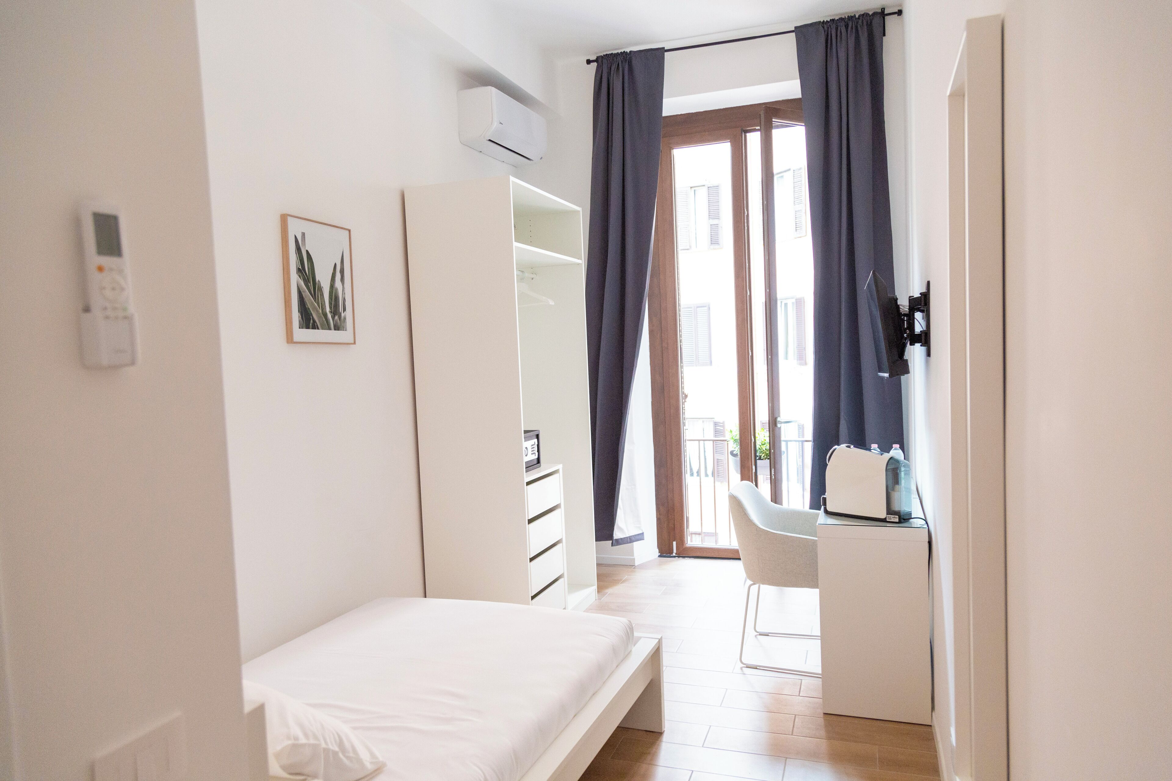 Quarto solteiro clássico, sacada, vista para o pátio | Cofres nos quartos, cortinas blackout, ferros/tábuas de passar roupa