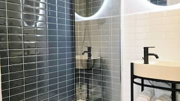 Quarto Duplo ou Twin Comfort, Vista para a cidade | Casa de banho | Um polibã, um chuveiro fixo, um secador de cabelo, um bidé