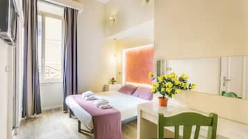 Quarto Clássico, Vista para a cidade | Cofre no quarto, secretária, cortinas/cortinados opacos