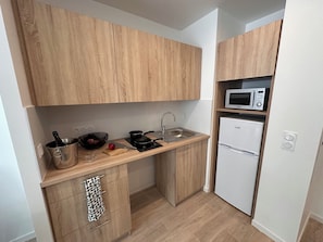 Um frigorífico, uma placa de cozinha