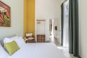 Apartamento superior, sacada | Ferros/tábuas de passar roupa, Wi-Fi de cortesia