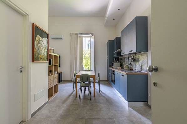 Apartamento Deluxe, varanda | Cozinha privada | Um micro-ondas, um forno, uma placa de cozinha