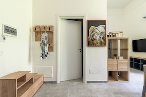 Apartamento Deluxe, varanda | Sala de estar | Televisor de 30 polegadas com canais via satélite