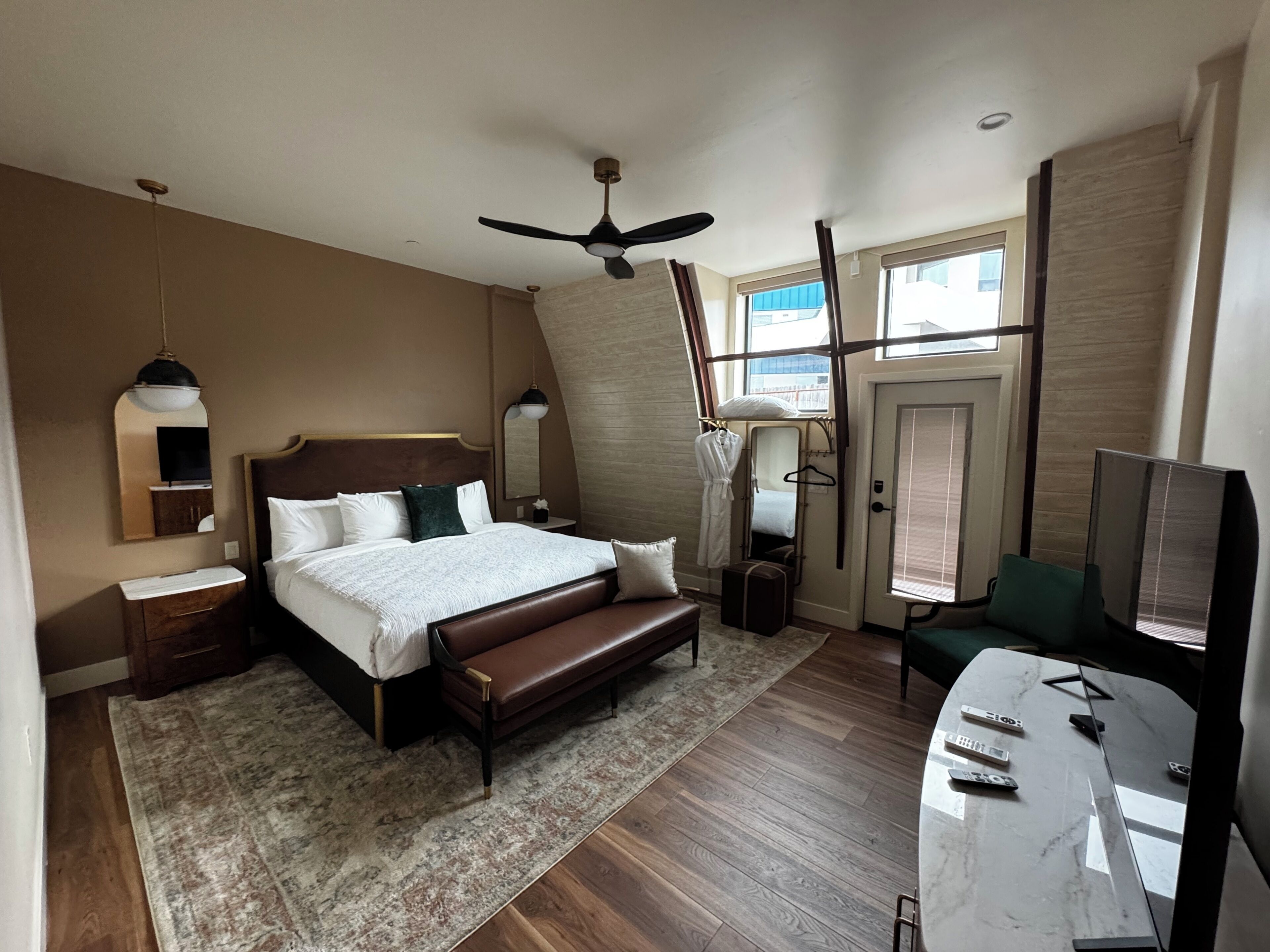 Quarto superior, 1 cama King, banheira adaptada, varanda | Cofres nos quartos, cortinas blackout, quartos à prova de som