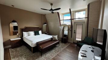 Quarto superior, 1 cama King, banheira adaptada, varanda | Cofres nos quartos, cortinas blackout, quartos à prova de som