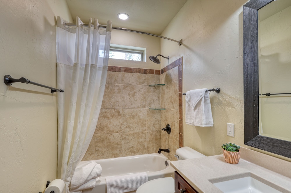 Serene Retreat King Bed At Rockerville Gold Town - Bear Country USA, Rapid City