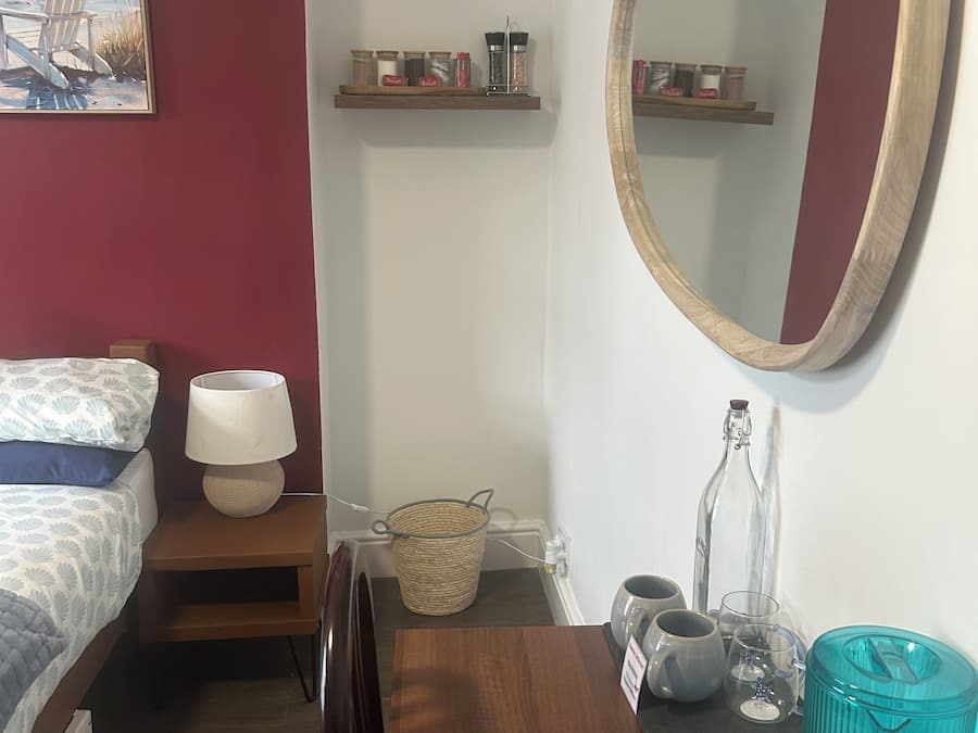 Quarto Clássico com Cama de Casal | Secretária, secretária adequada para computadores portáteis