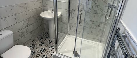Quarto Duplo Comfort | Casa de banho | Um secador de cabelo, toalhas fornecidas, sabão, champô