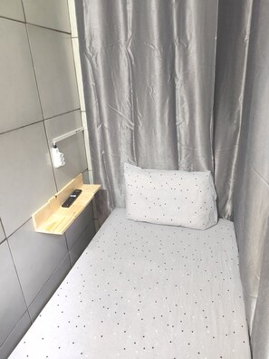 Quarto Económico, 1 cama individual | Secretária adequada para computadores portáteis, Wi-fi grátis 
