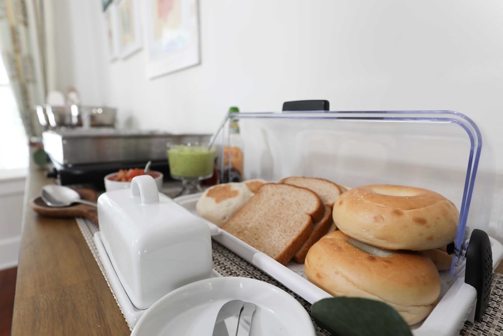 Hibiscus House Bed Breakfast Citrus Room - Fort Myers, FL