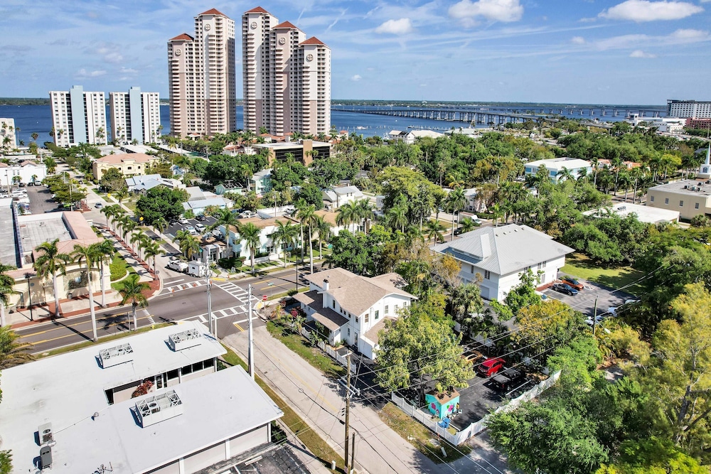Hibiscus House Bed Breakfast Inn Flamingo Suite - Fort Myers, FL