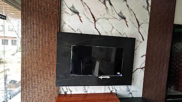 Suite-Estúdio de Luxo, Vista para a cidade | Secretária, secretária adequada para computadores portáteis