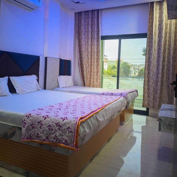 Quarto Triplo Deluxe, Vista para a cidade | Secretária, secretária adequada para computadores portáteis