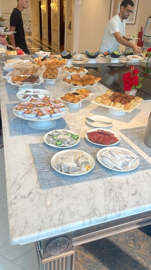 Café da manhã com buffet todos os dias mediante uma taxa
