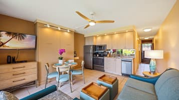 Apartamento em Condomínio Fechado, 1 quarto, lanai (alpendre havaiano), vista parcial para o oceano | Cozinha privada | Um frigorífico/congelador grande, um micro-ondas, um forno