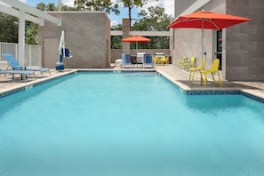 Piscina externa, funciona das 6h às 22h, guarda-sóis, espreguiçadeiras