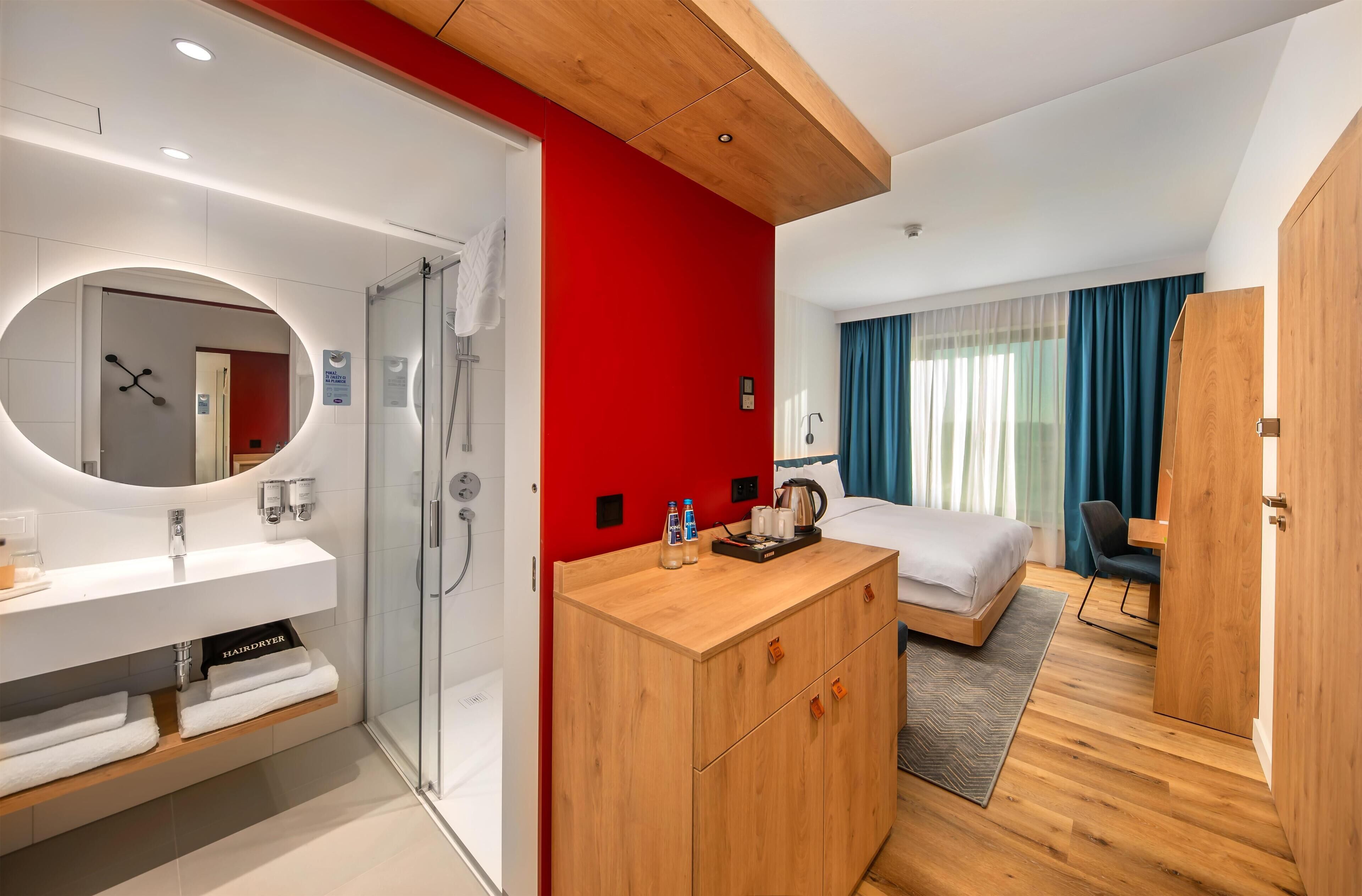 Quarto família, 1 cama King | Roupas de cama antialérgicas, cofres nos quartos