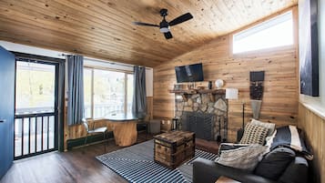 Suite de Luxo, cozinha, vista para a montanha | Sala de estar | Televisor de 55 de polegadas com canais digitais, Netflix, Hulu