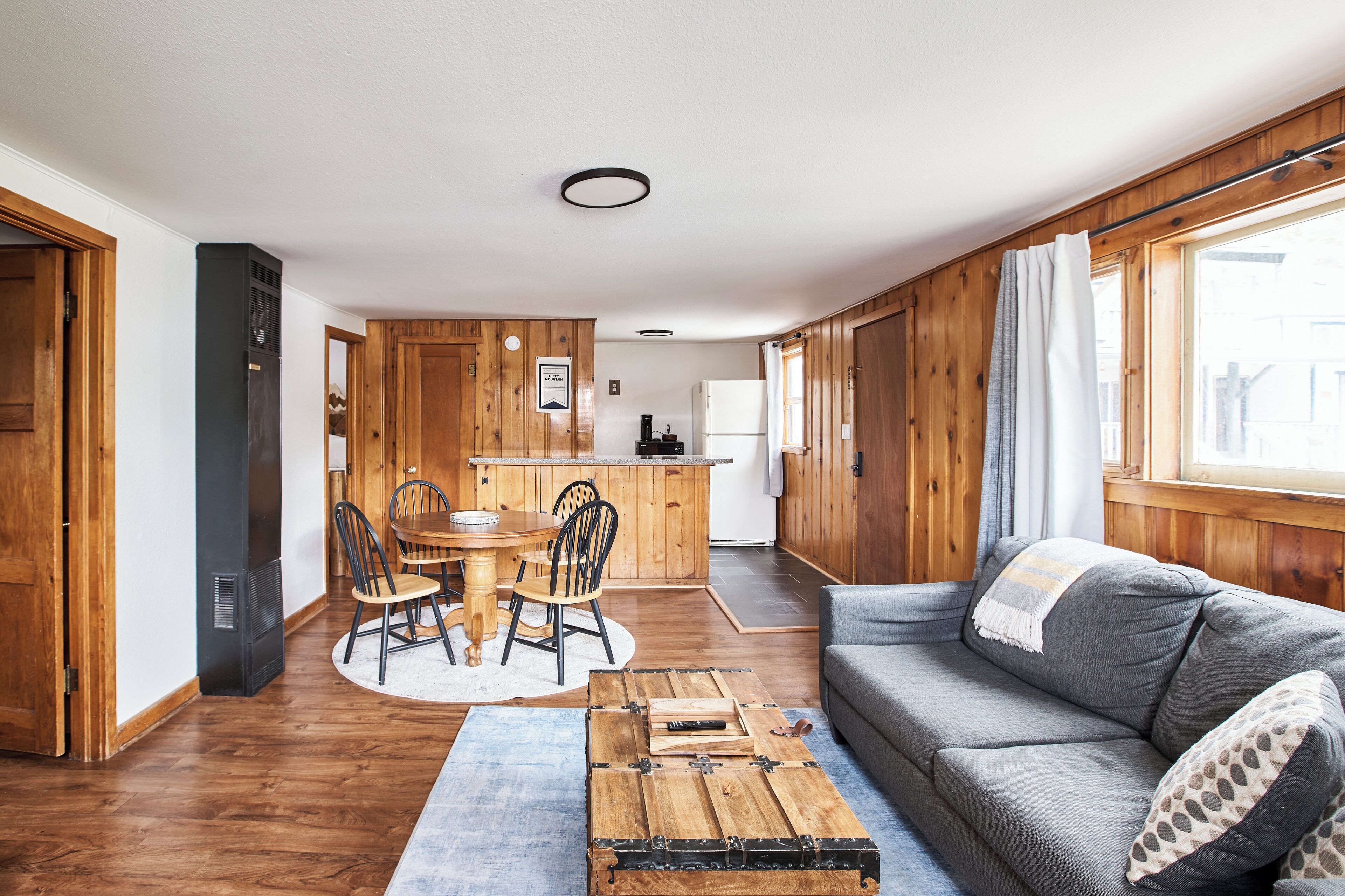 Cabana de Madeira Deluxe, várias camas, cozinha | Sala de estar | Televisor 