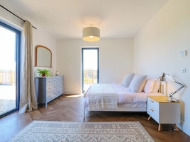 4 quartos, com decoração personalizada, com mobília individualizada