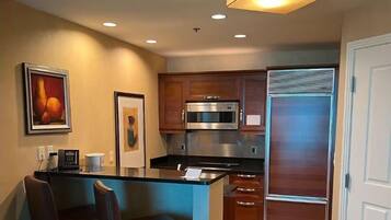 Suíte executiva, sacada, vista para a piscina | Cozinha privada