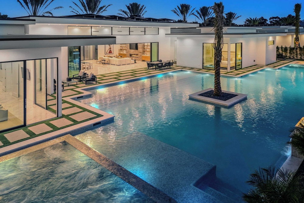 Sleeps 31 2 Luxury Villas W/ Pool + Spa, Putting Green Bravo By Avantstay - Coachella, CA
