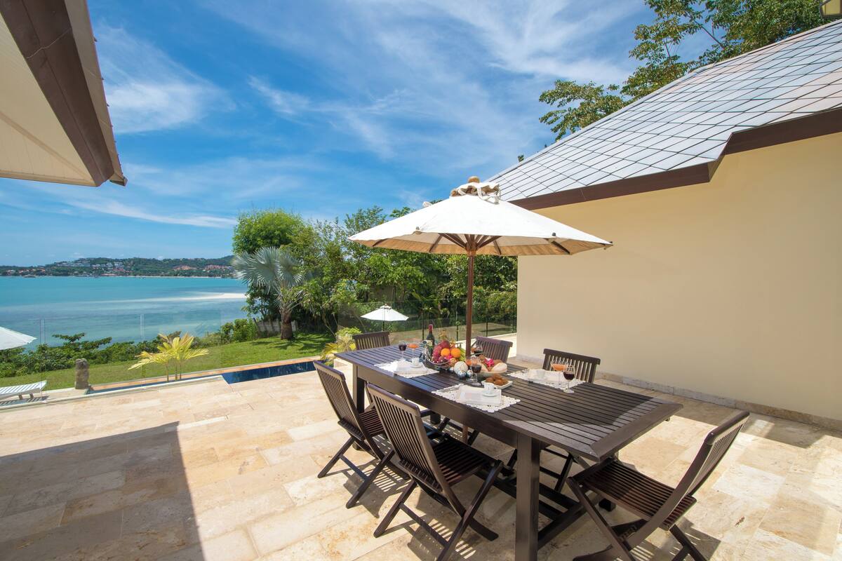 Vila, vista para a baía | Terraço/pátio
