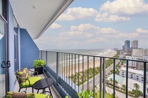 Quarto casal premier, vista para o oceano | Frigobar, cofres nos quartos, escrivaninha