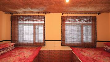 Quarto Triplo Económico | Com decoração personalizada, com mobília individualizada