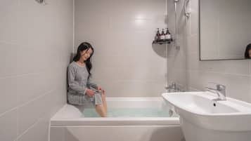 Quarto Duplo Superior | Casa de banho | Um polibã, artigos de higiene pessoal grátis, um secador de cabelo