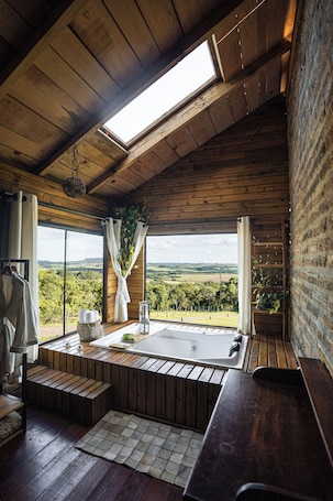 Cabana de Madeira Comfort, vista para o vale | Comodidade do quarto. Refugio Montevale - Cabana da Palmeira