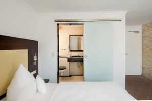 Quarto Individual Superior | Cofre no quarto, secretária