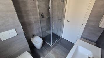 Apartamento luxo, sacada | Banheiro | Chuveiro, toalhas de banho, sabonete, shampoo