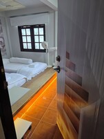 Quarto luxo | Cortinas blackout, ferros/tábuas de passar roupa, Wi-Fi de cortesia