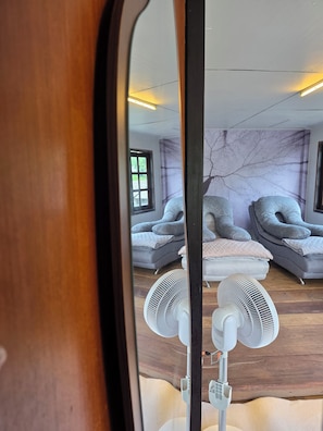 Quarto Twin Deluxe | Cortinas/cortinados opacos, ferro/tábua de engomar, Wi-fi grátis