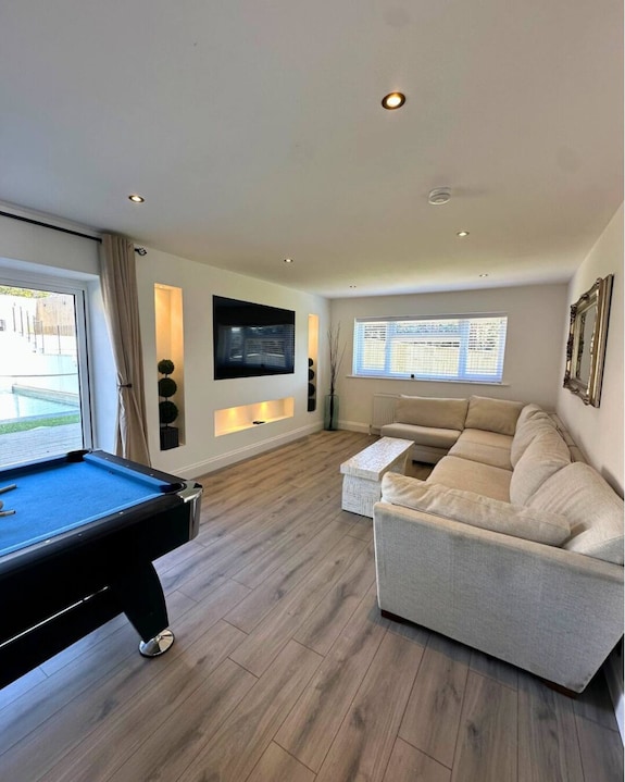 Luxury 5 Bed - Sleeps 14 - With Swimming Pool - Bristol