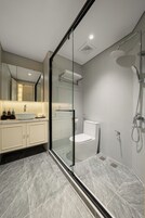 Quarto casal standard | Banheiro | Chuveiro, chuveiro com efeito de chuva, produtos de toalete grátis 