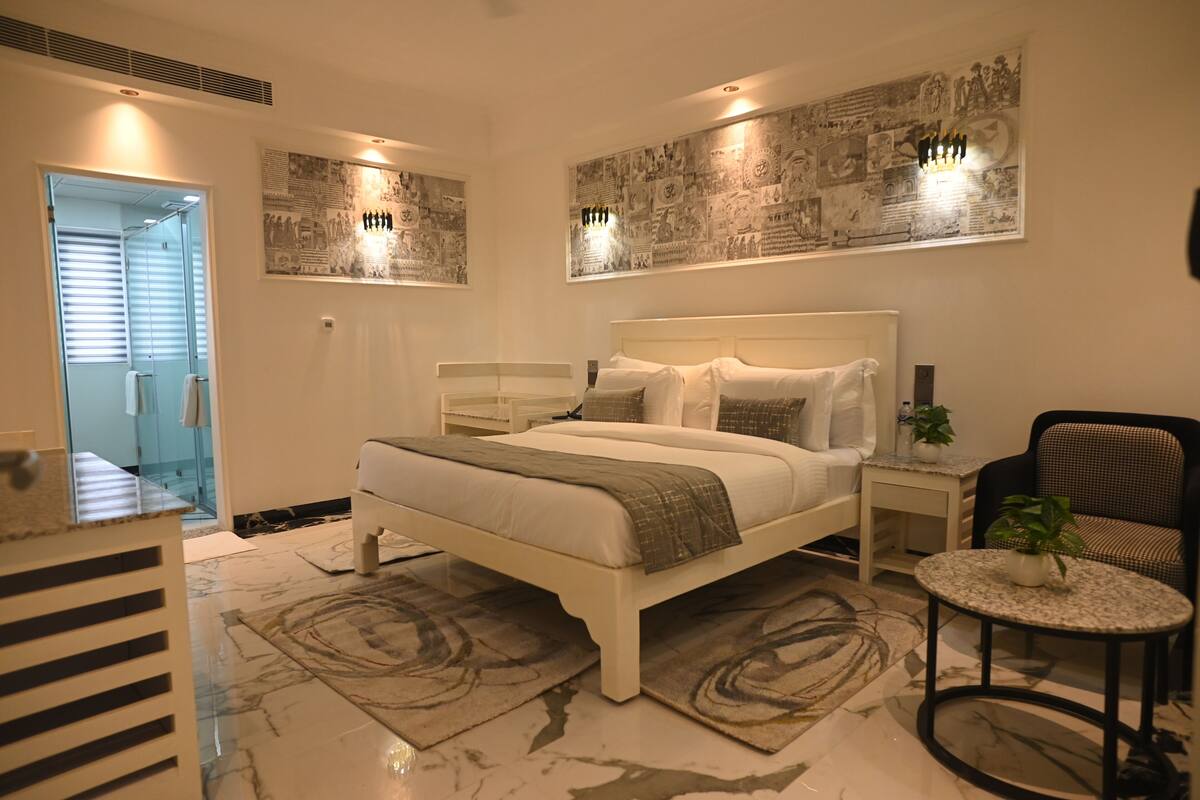 Quarto casal superior, 1 cama King, para não fumantes, vista para a cidade | Cofres nos quartos, escrivaninha, quartos à prova de som