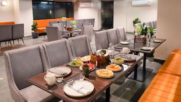 Pequeno-almoço tipo buffet diário (250 INR por pessoa)