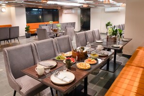 Pequeno-almoço tipo buffet diário (250 INR por pessoa)
