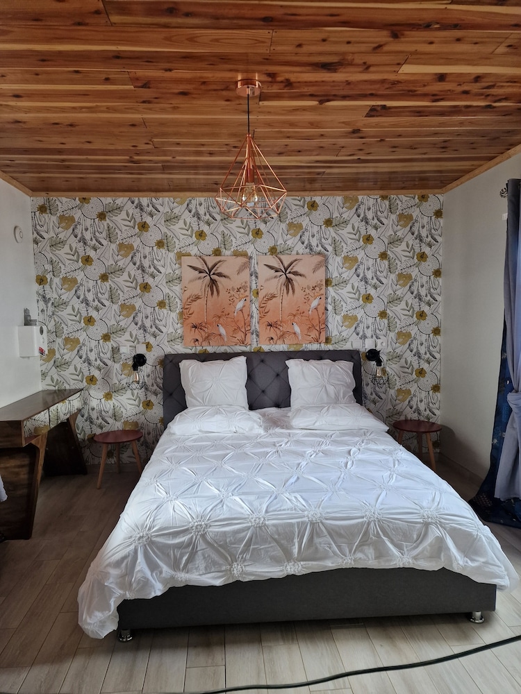 Les chambre et table du voyageur / Romarin room Reviews, Deals & Photos ...