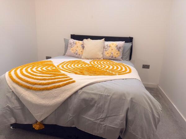 New Apartment - Sleeps 4 - Parking - City Centre - Bradford, United Kingdom