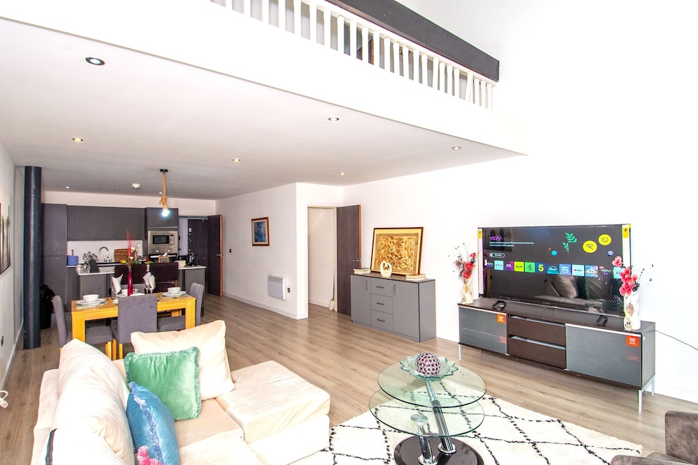 New Apartment - Sleeps 4 - Parking - City Centre - Bradford