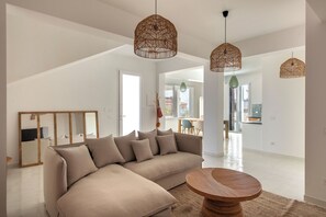 Apartamento clássico, vista para o mar | Área de estar | TV 30 polegadas com canais via satélite