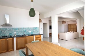 Apartamento clássico, vista para o mar | Cozinha privada | Geladeira, cooktop, talheres/pratos/utensílios de cozinha