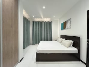 Apartamento, 2 quartos | Casa de banho | Um polibã e uma banheira separados, toalhas fornecidas